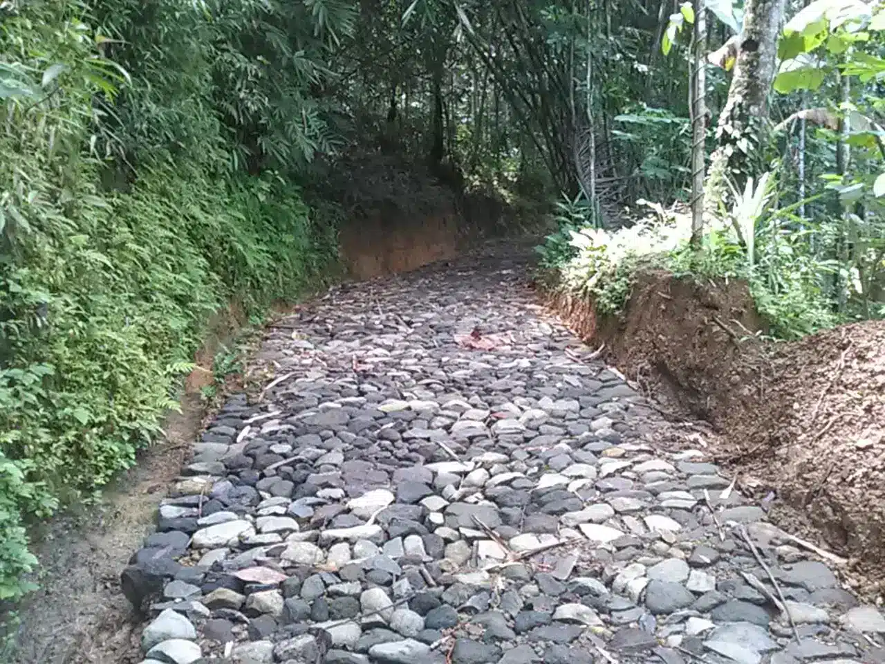 Jalan Makadam – Batu-Batu Pembentuk Jalur yang Terabaikan | STRONG ...